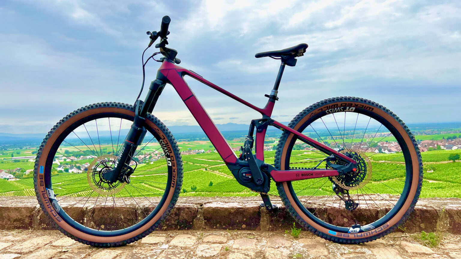 VTT électrique : quelle différence entre tout suspendu et semi-rigide
