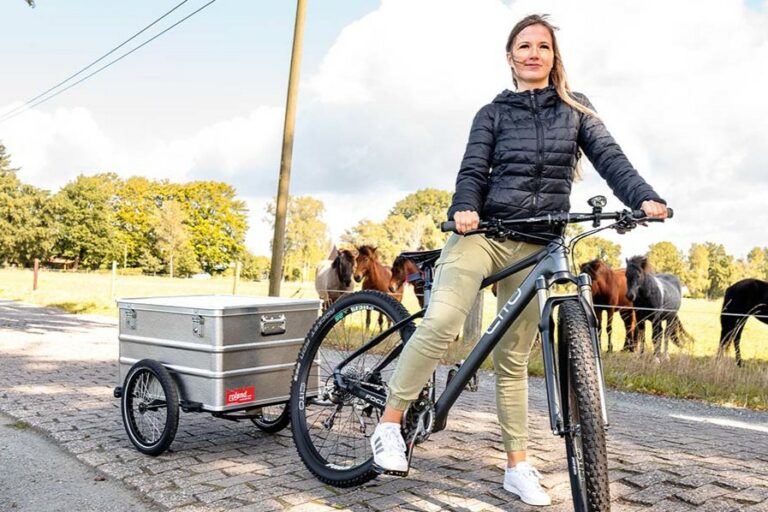 Cette remorque électrique pour vélo permet de transporter des charges ...