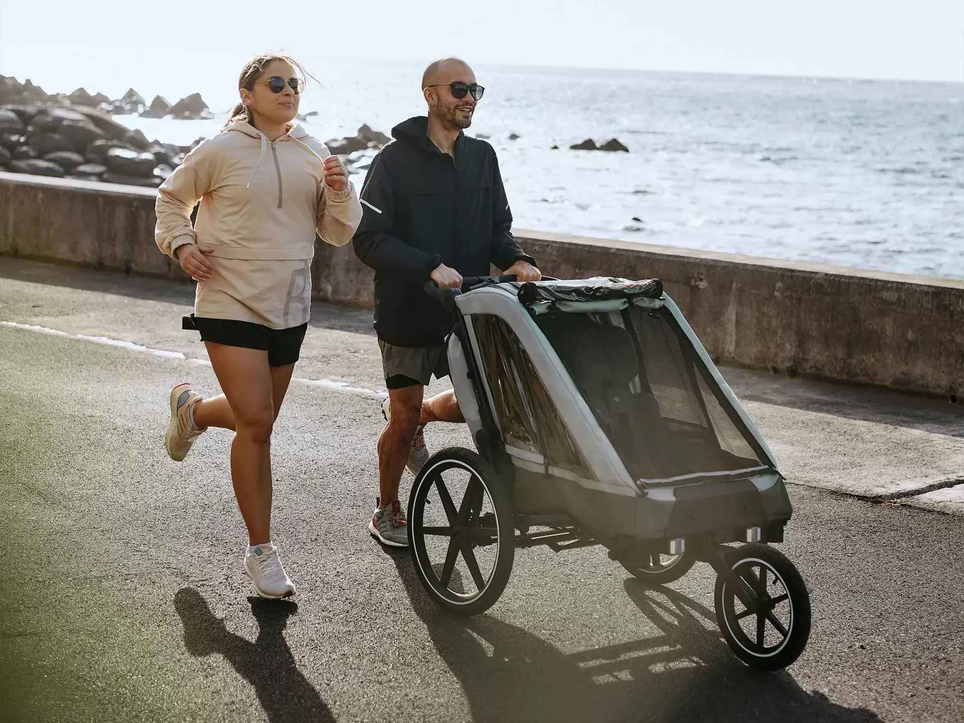 Cette remorque enfant pour vélo peut se transformer en poussette