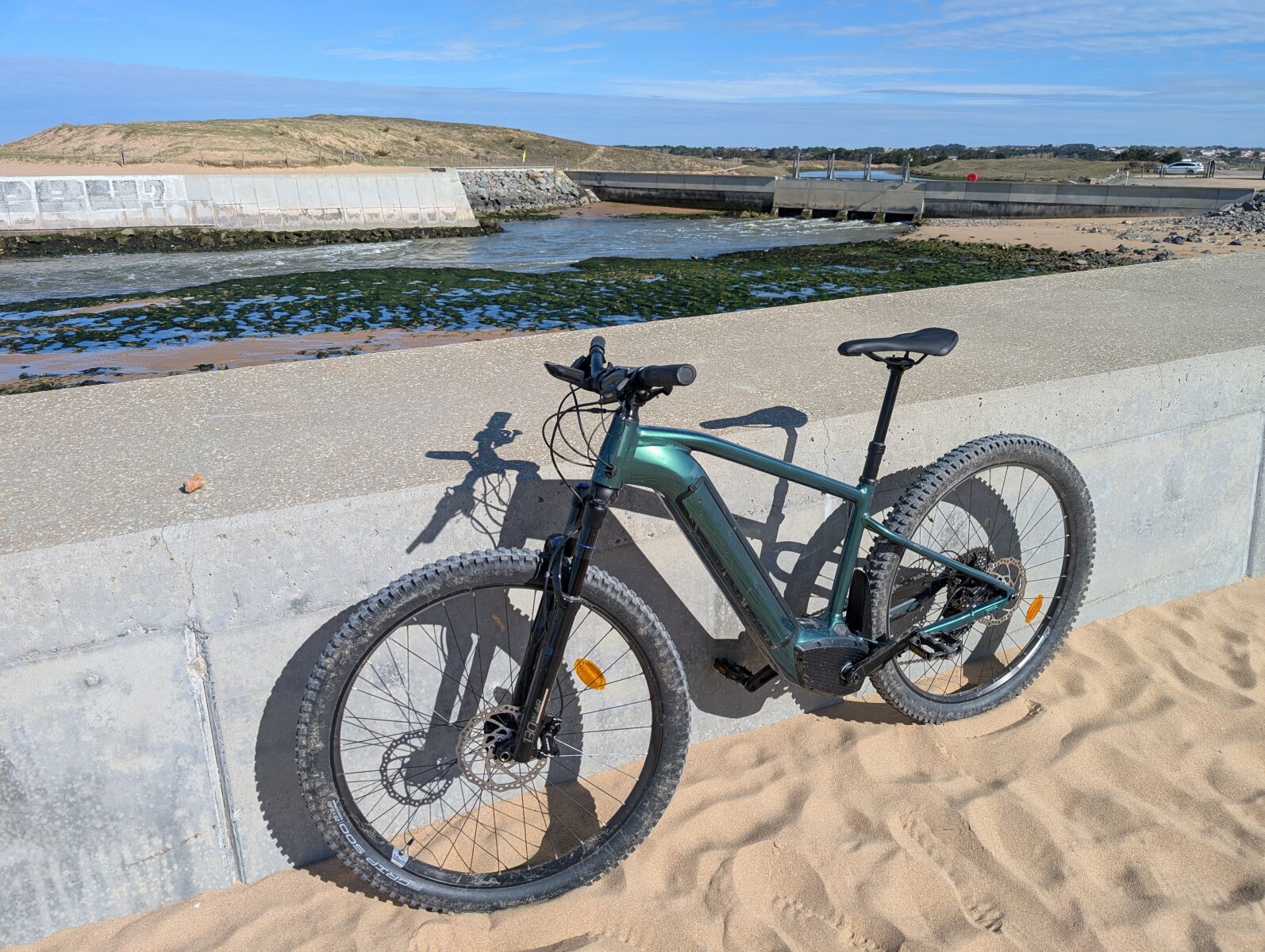 Test Rockrider E-EXPL 700 : le VTT électrique de Decathlon taillé pour ...