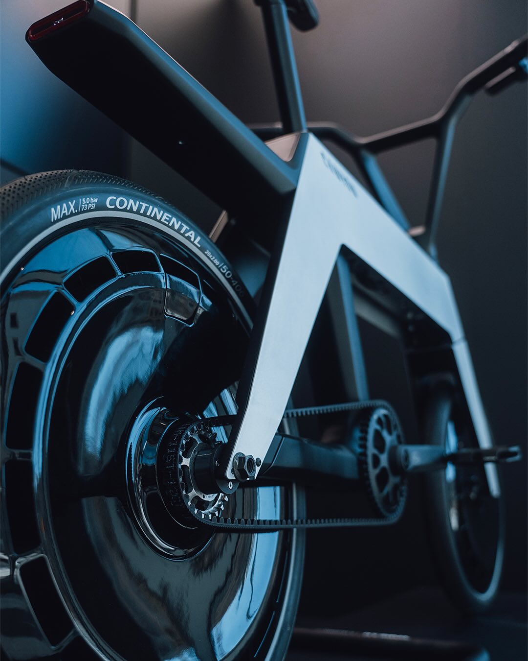 Vélo électrique compact Canyon : un concept-bike 20" futuriste