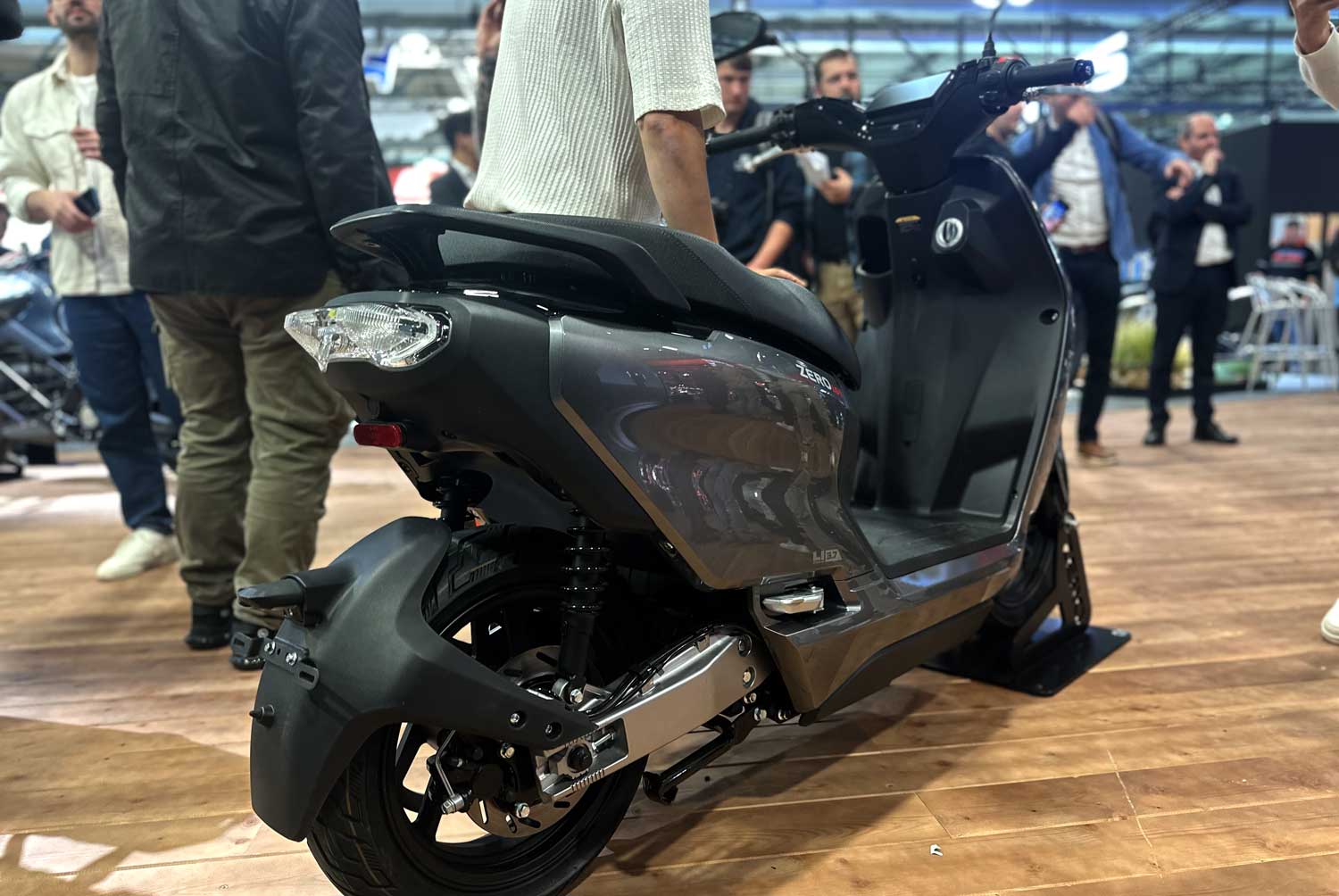 On a découvert le premier scooter électrique de Zero… et il nous a déçu